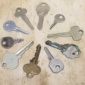 10 Random Salvaged Keys Flat Keys, Bulk, Mixed Lot, Embellishments - Etsy