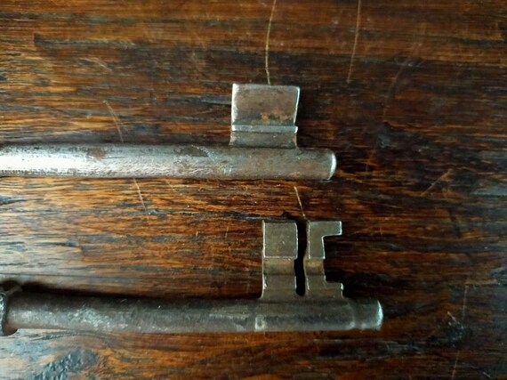 Large old French keys, set of 2 pieces, French castle… - Gem
