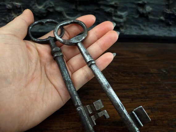 Large old French keys, set of 2 pieces, French castle… - Gem