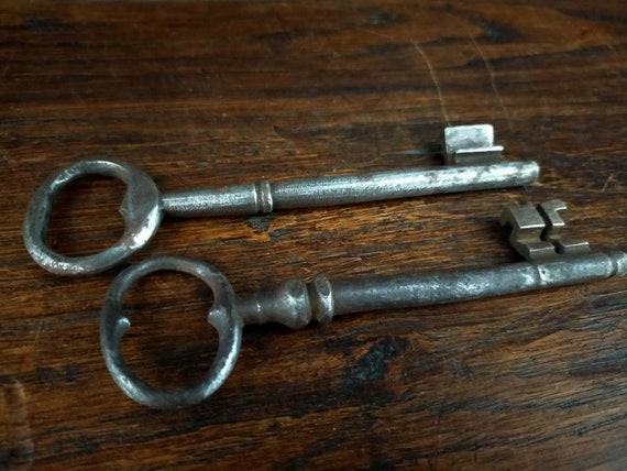 Large old French keys, set of 2 pieces, French castle… - Gem