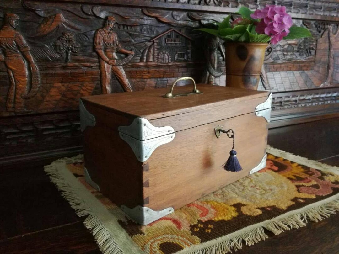 Vintage Jewelry Box, Treasure Chest, Storage of Expensive Belongings ...
