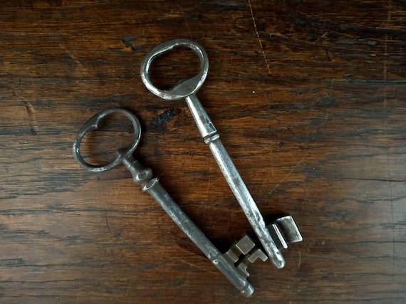 Large old French keys, set of 2 pieces, French castle… - Gem