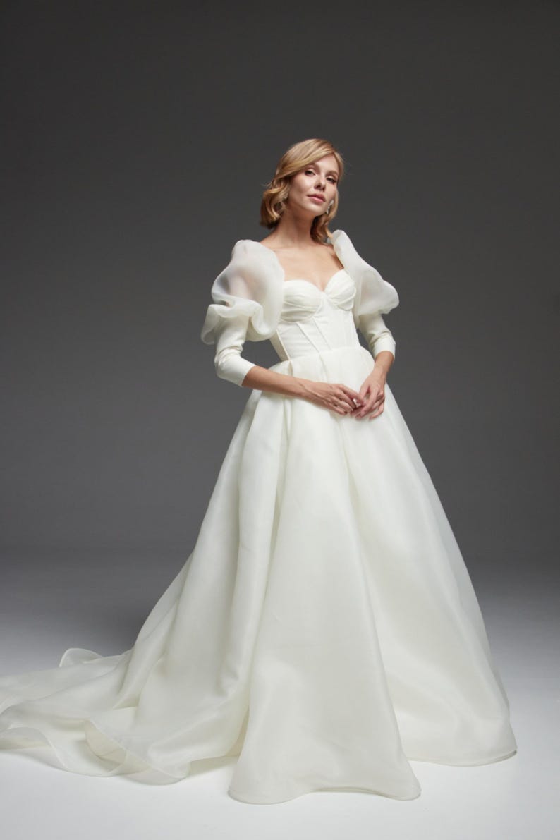 Vestido de noiva marfim com corpete tomara que caia, mangas bufantes ...