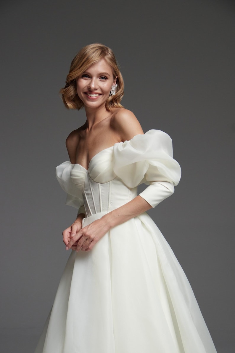 Vestido de noiva marfim com corpete tomara que caia, mangas bufantes ...