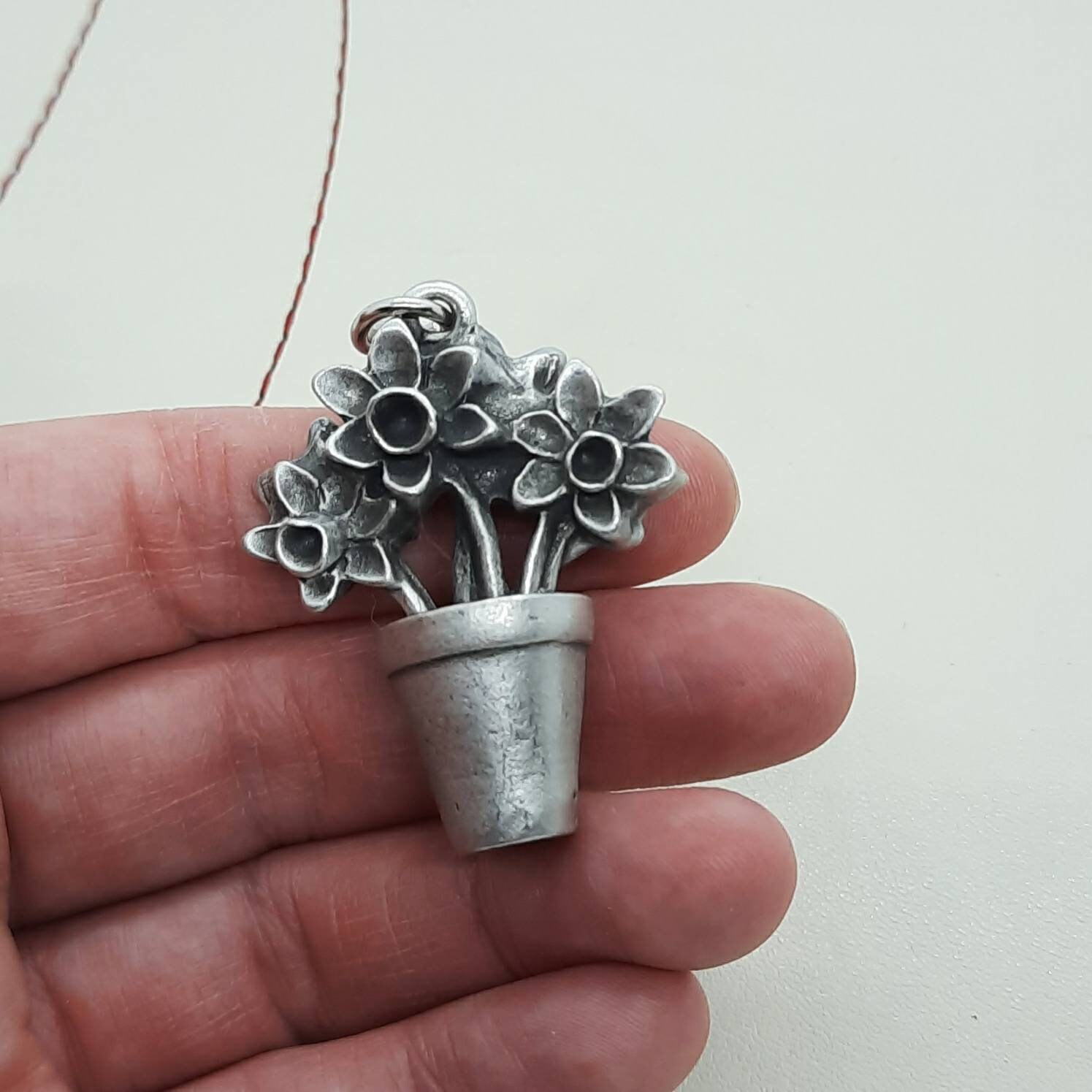 Daffodil in a garden pot keyring keychain. Handcrafted in the | Etsy