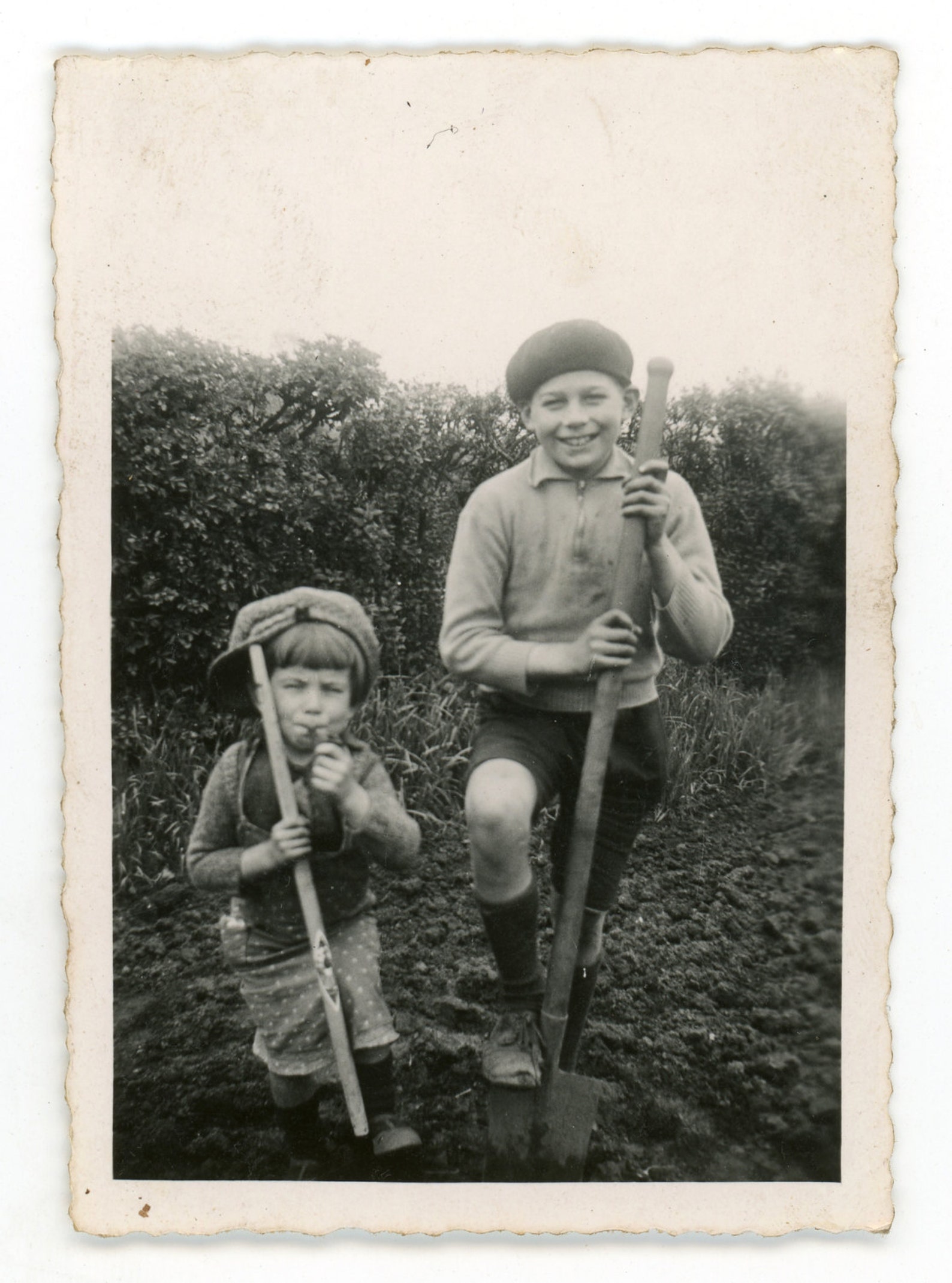 Vintage Fotos Junge mit Pfeife und seinem Bruder, Volksfotografie ...