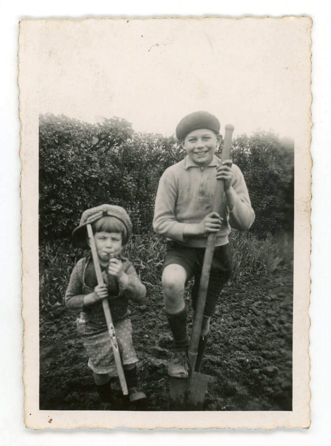 Photos vintage Garçon avec pipe et son frère, photographie vernaculaire ...