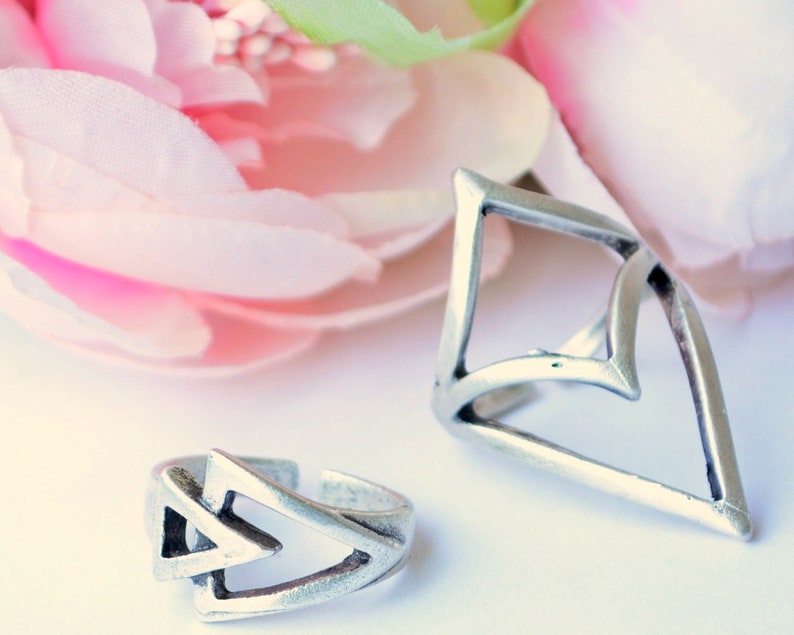 Start Button Musician Ring, Geometric Lined Sound 3D Wave line Arrow ...