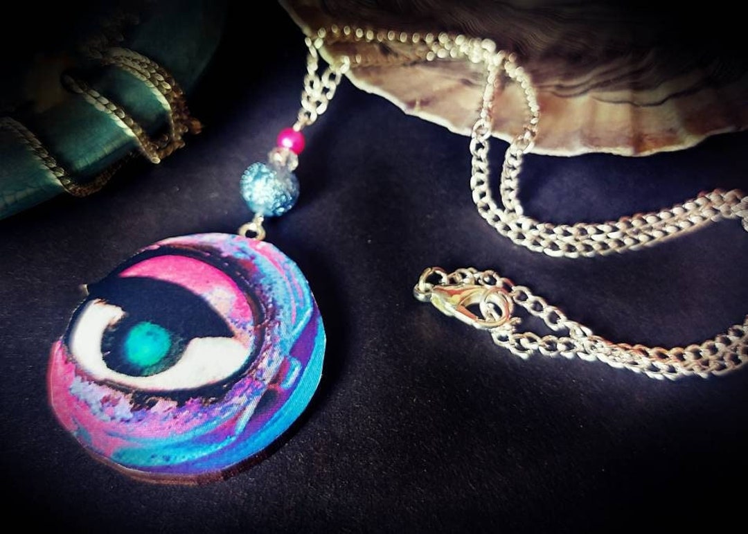 Creepy Dolls Eye Necklace / Horror Jewellery / Gothic Gift / - Etsy