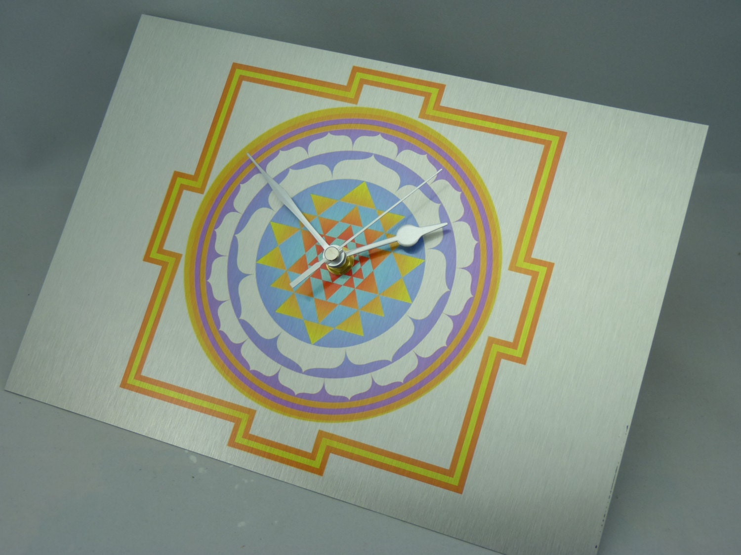 SRI-YANTRA Design Clock, Super Silent Non-tick Swoosh Glide Mechanism ...