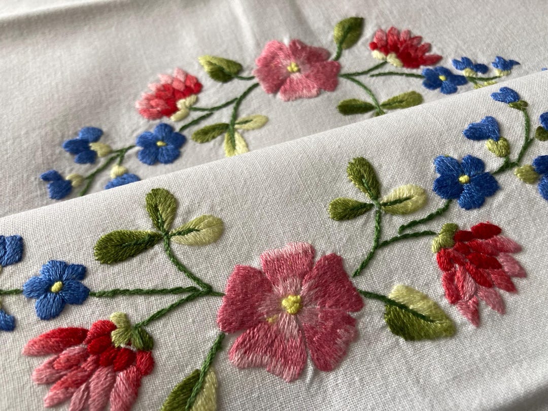 Vintage Embroidered Table Topper ~ Beautiful Floral Centerpiece Doily ...