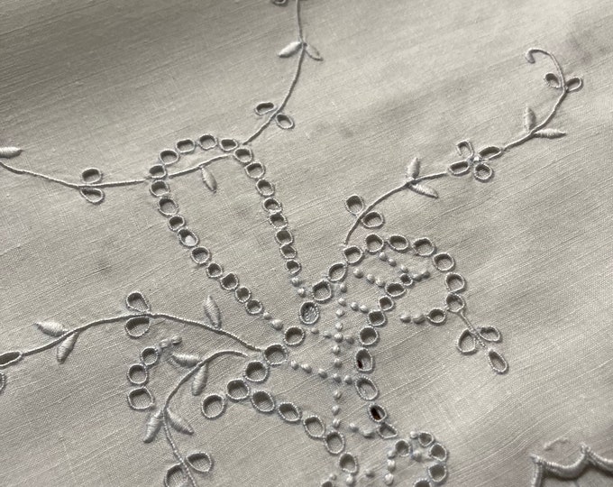 Broderie Anglaise Large Table Doily~centerpeice Linen~tall Handle ...