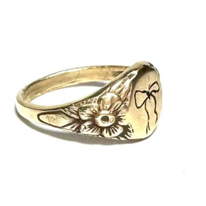 Bow and Flowers Signet Ring - Etsy