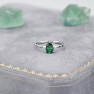 1 Carat Emerald Green CZ Pear Cut Ring in Sterling Silver, 5x7mm Green ...