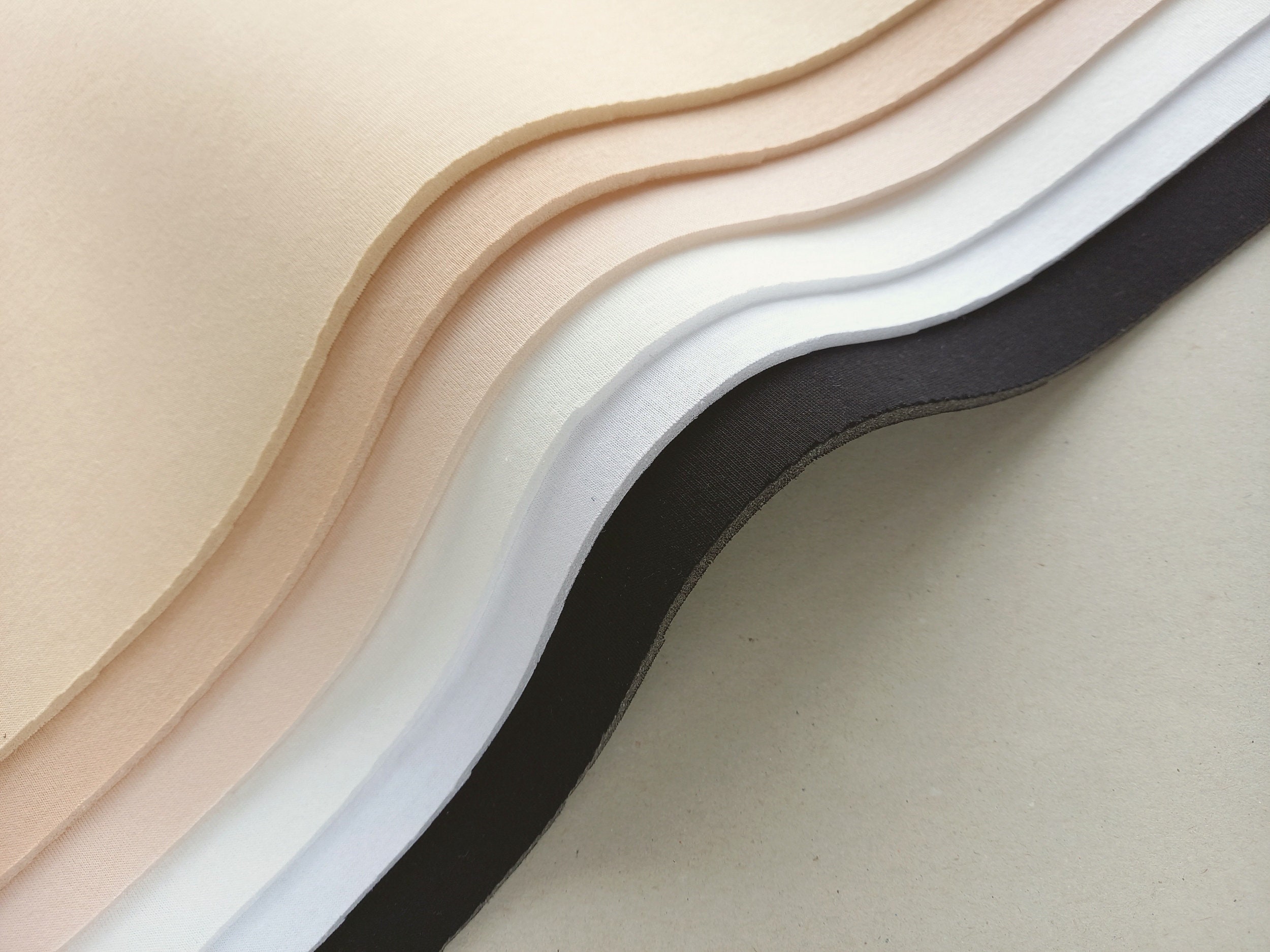 Tissu laminé pour la fabrication de soutiens-gorge. Coupez et cousez un ...