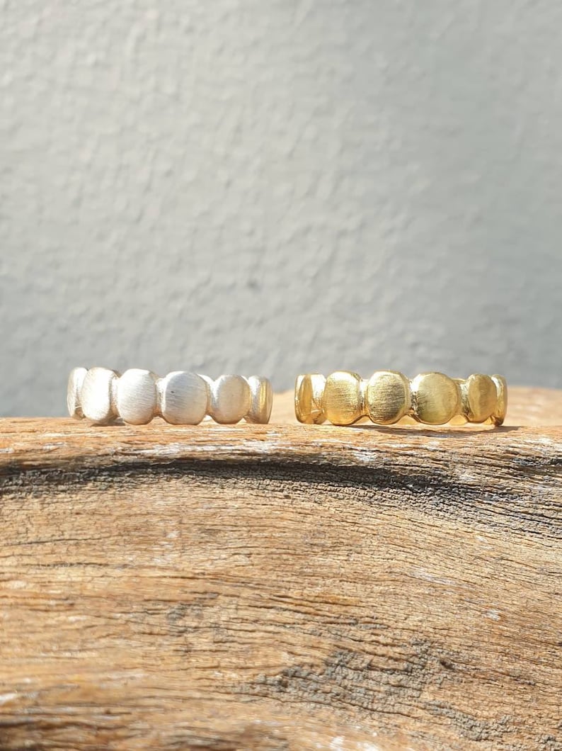 Gold dots delicate ring. Circles ring. Wedding band. | Etsy