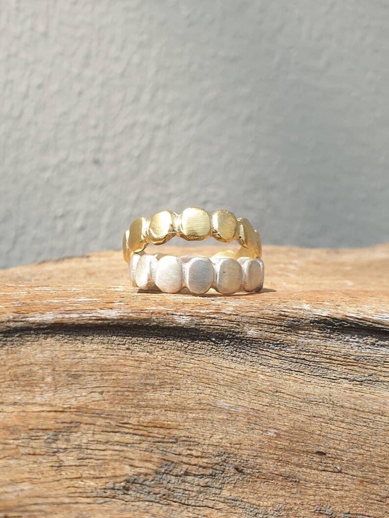Gold dots delicate ring. Circles ring. Wedding band. | Etsy