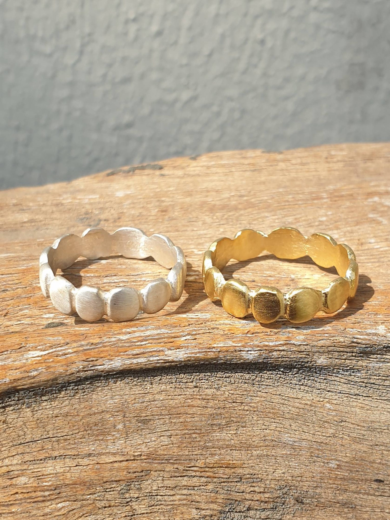 Gold dots delicate ring. Circles ring. Wedding band. | Etsy