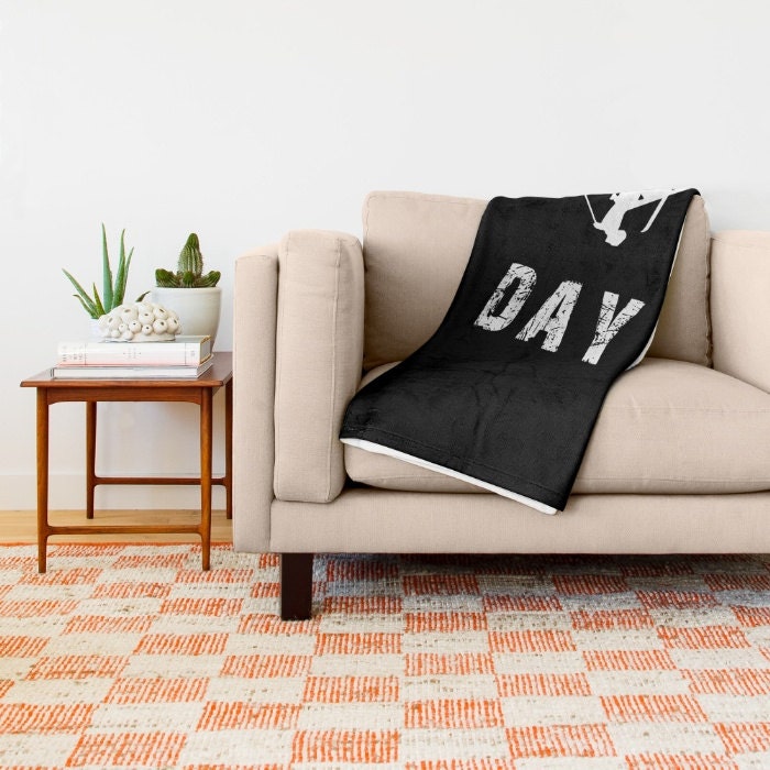 Ski Decor, Throw Blanket, Powder Day, Modern Decor, Skiing Life, Black ...