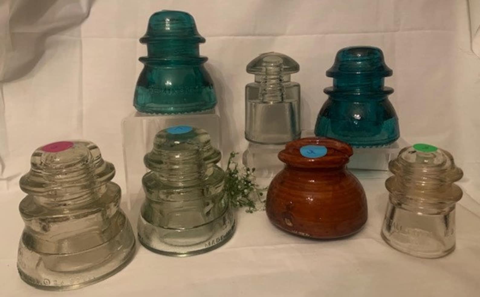 Colección vintage de aislantes de vidrio transparente y turquesa ...