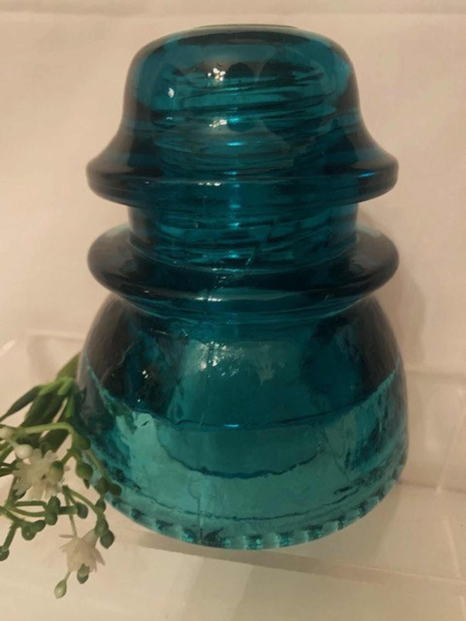 Colección vintage de aislantes de vidrio transparente y turquesa ...