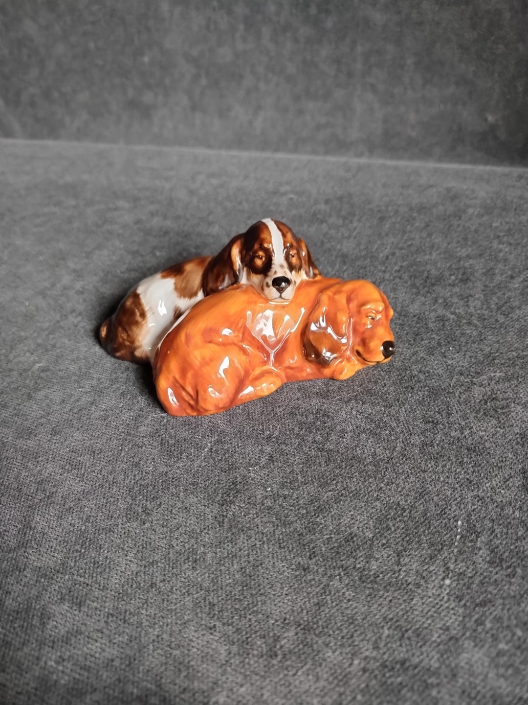 Royal Doulton COCKER SPANIELS SLEEPING HN2590 Red Coat and Liver ...