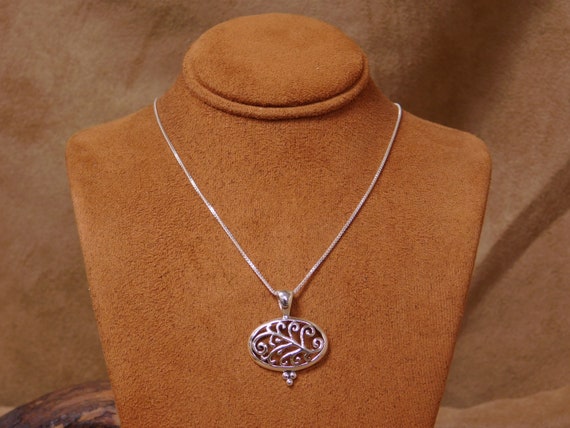 Vintage Sterling Silver Filigree Necklace - Gem