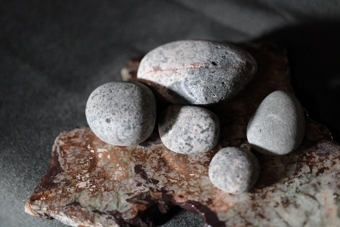 UV Light Reactive Yooper Stones Syenite with Sodalite Crystals | Etsy