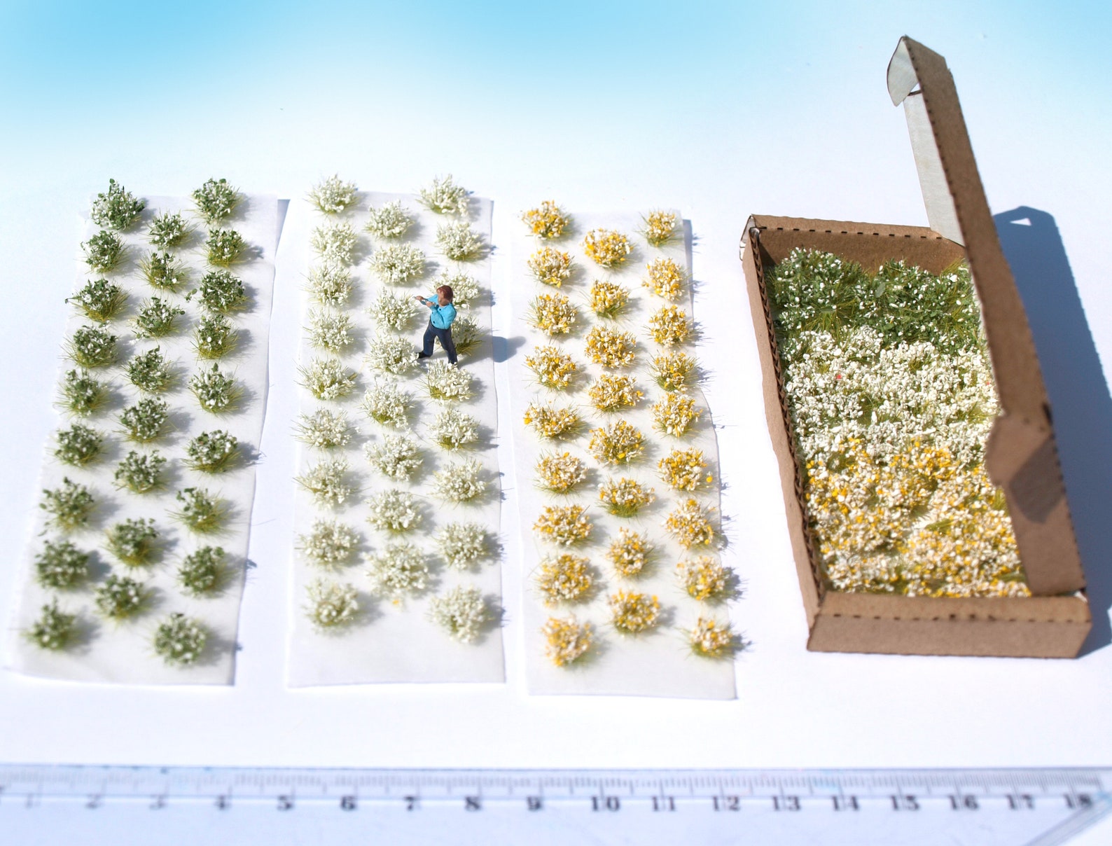 Miniature Flower Tufts White Mix HO O Scale Model Railway & Dollhouse ...