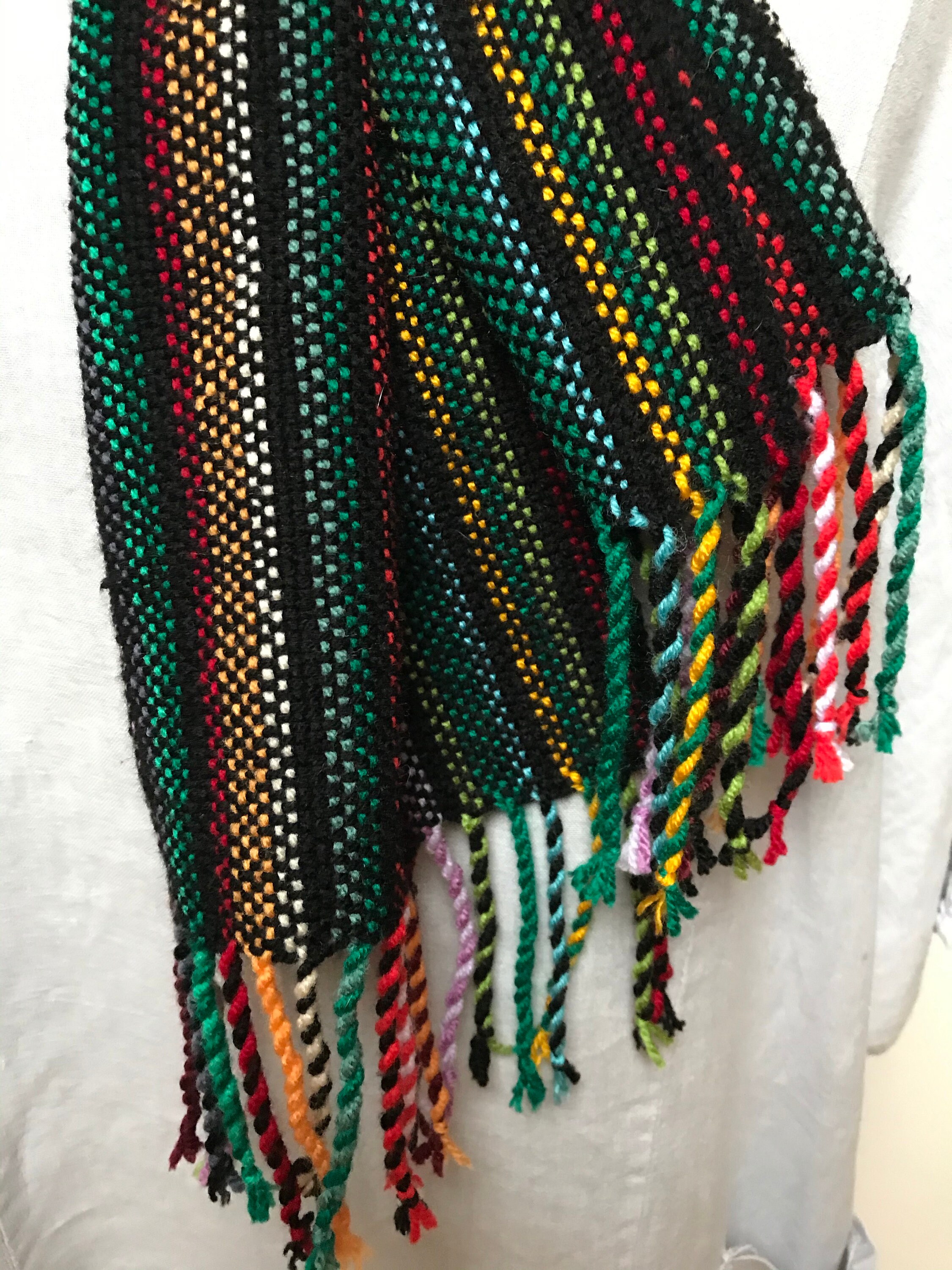 Llamativa bufanda acrílica tejida a mano en una miríada de colores ...