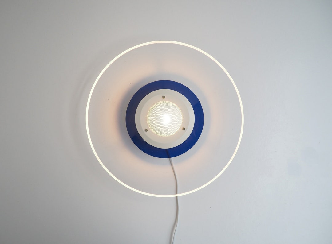 Minimalist Wall Lamp With Surprising Light Effect From Design Light ...