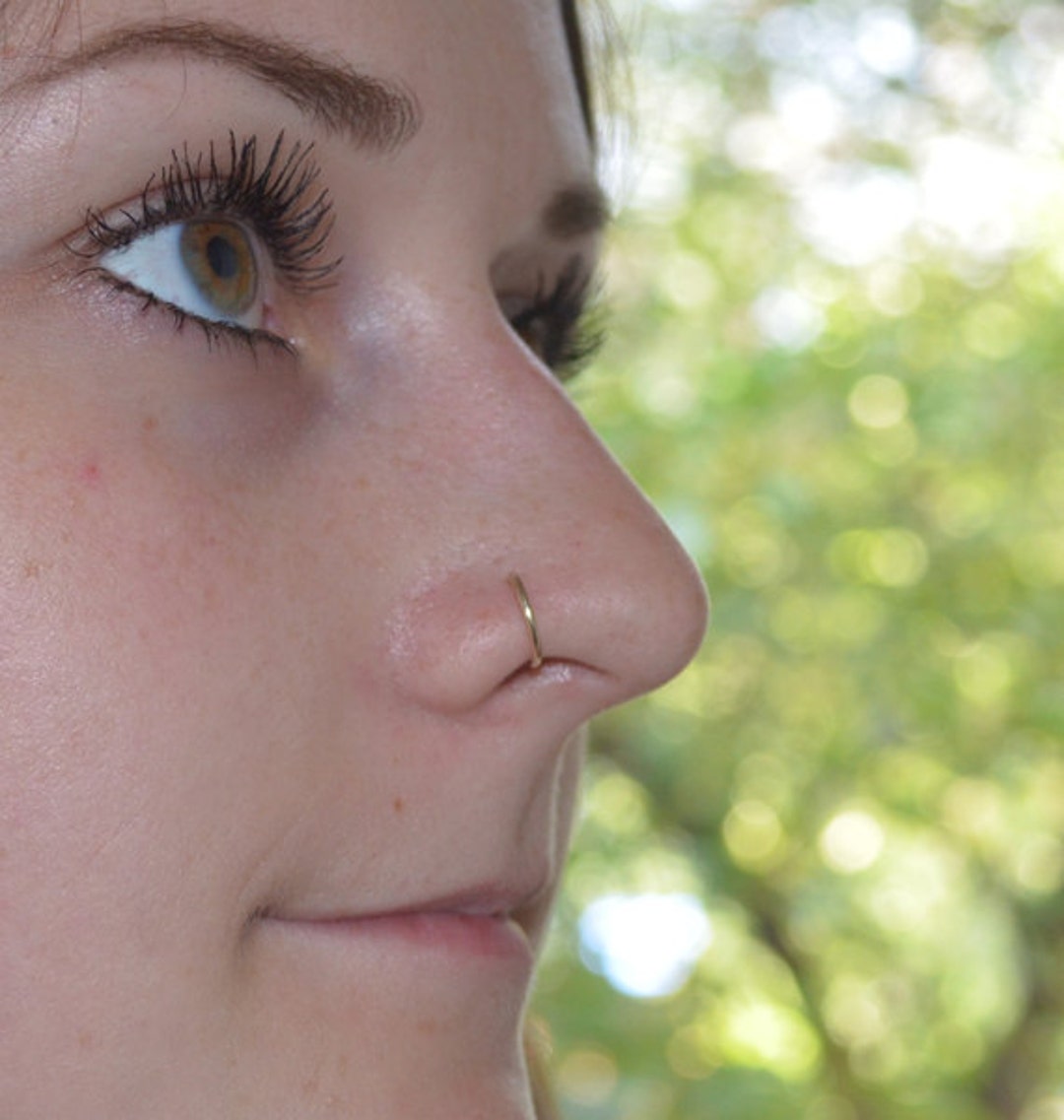 Une paire d'anneaux de nez Or, piercing de bijoux de nez, or de cerceau ...