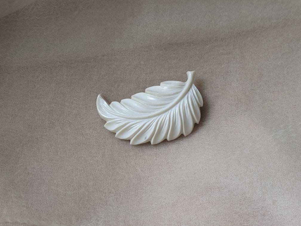 Vintage White Retro Plastic Bird Feather Dress Clip Pin Brooch - Etsy