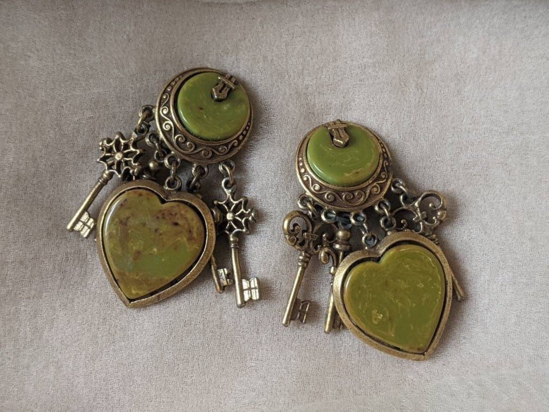 Vintage ART Catalin Bakelite Plastic Dangle Drop Marble Green Heart ...