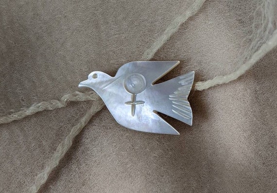 vintage Venus woman symbol carved mother of pearl whi… - Gem
