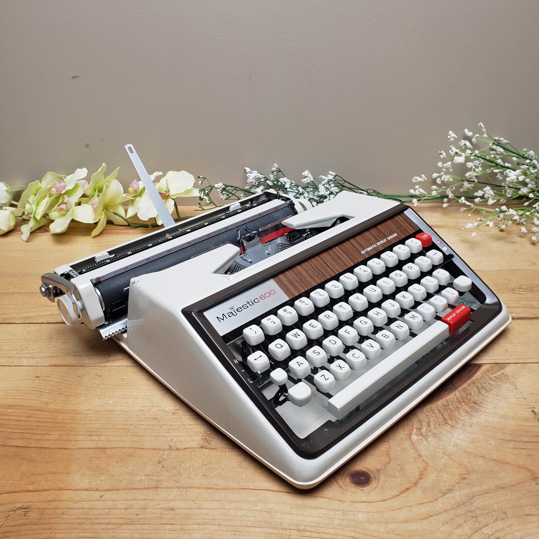 Majestic 600 Typewriter With Carrying Case Automatic Repeat Spacer Tab ...