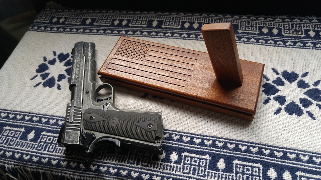 Pistol Display Stand for the 1911 Platform, With Engraved U.S. Flag and ...