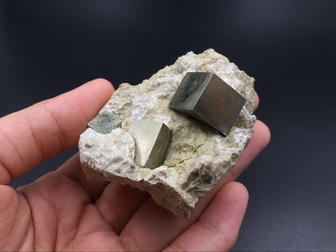 Cubo de pirita en matriz Mineral de pirita Natural Mostrar - Etsy España