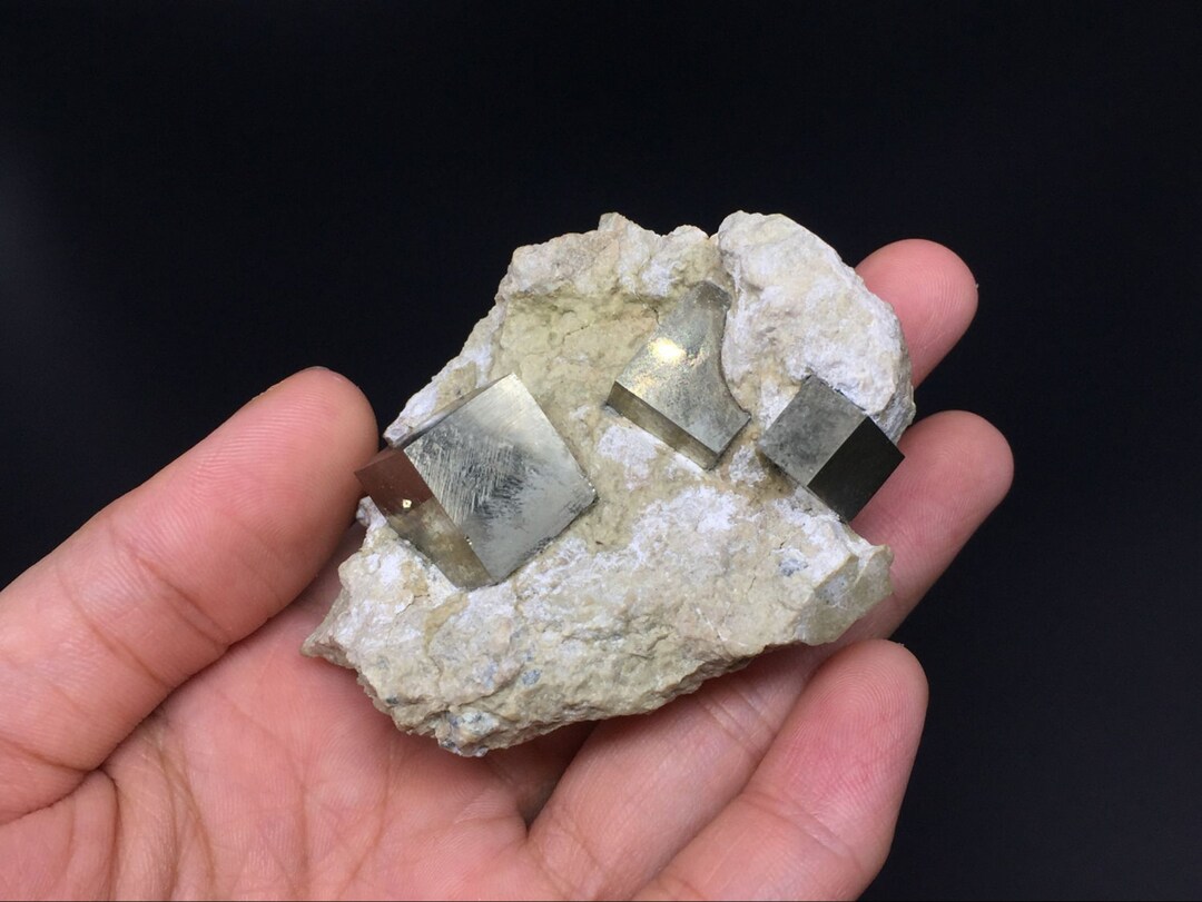 Cubo de pirita en matriz Mineral de pirita Natural Mostrar muestra ...