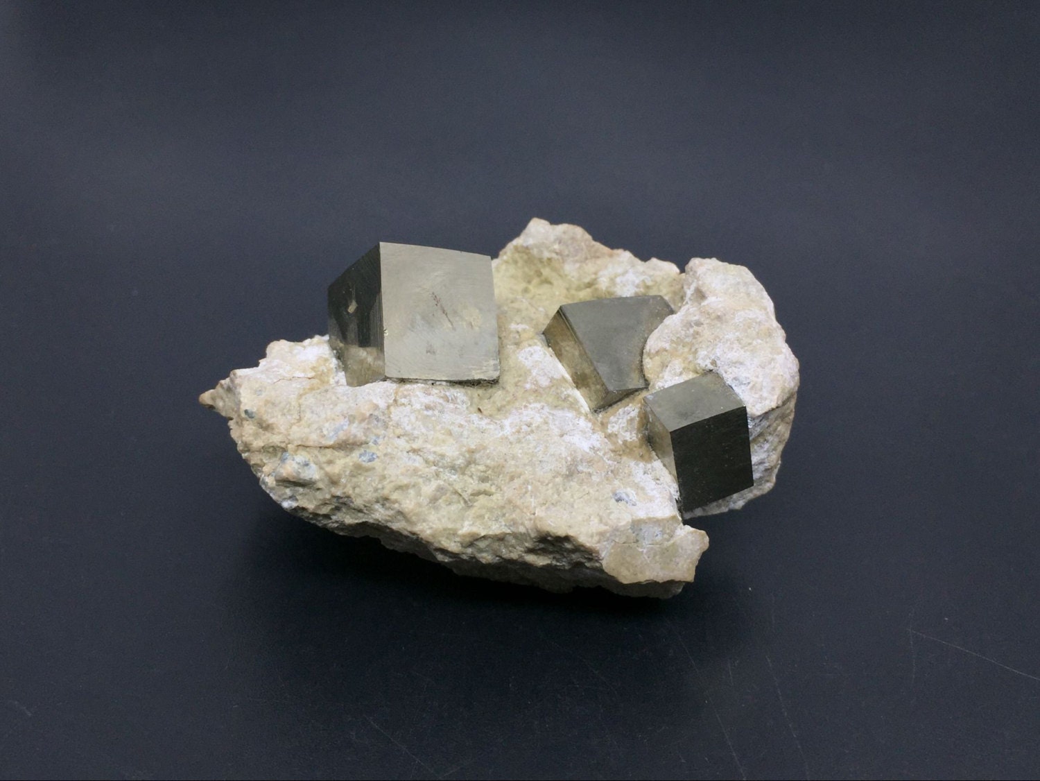 Cubo de pirita en matriz Mineral de pirita Natural Mostrar | Etsy