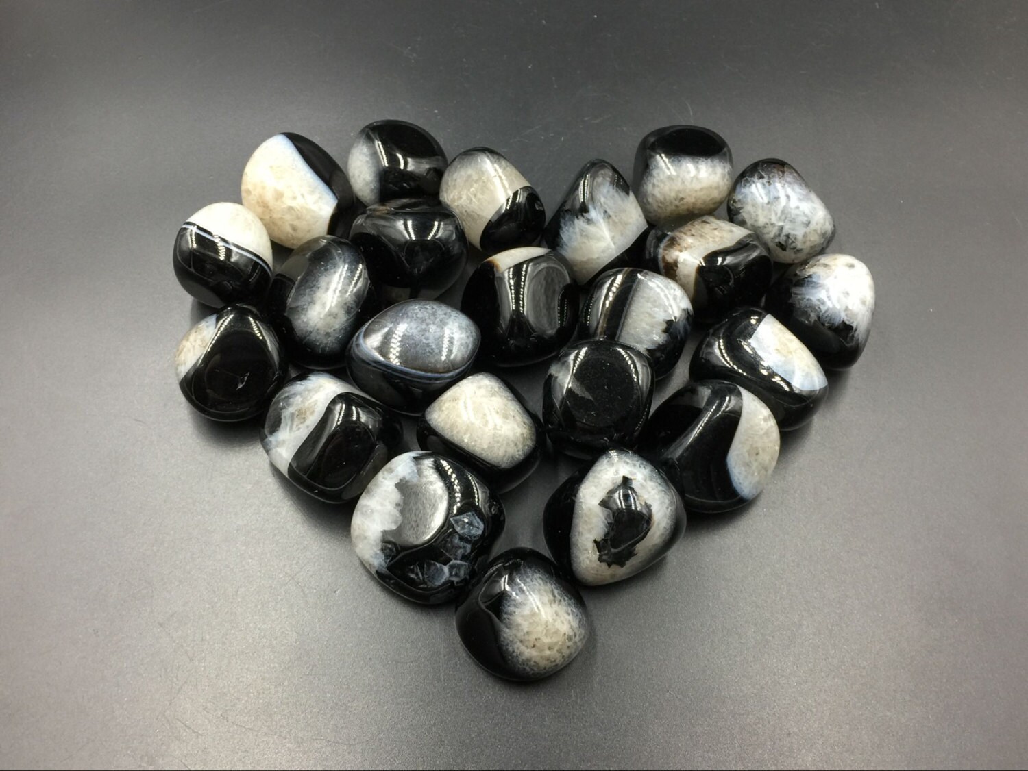 AA Black Onyx Quartz Tumbled Stone Polished Onyx Stone AA Black Onyx Quartz Tumbled Stone Polished Onyx Stone