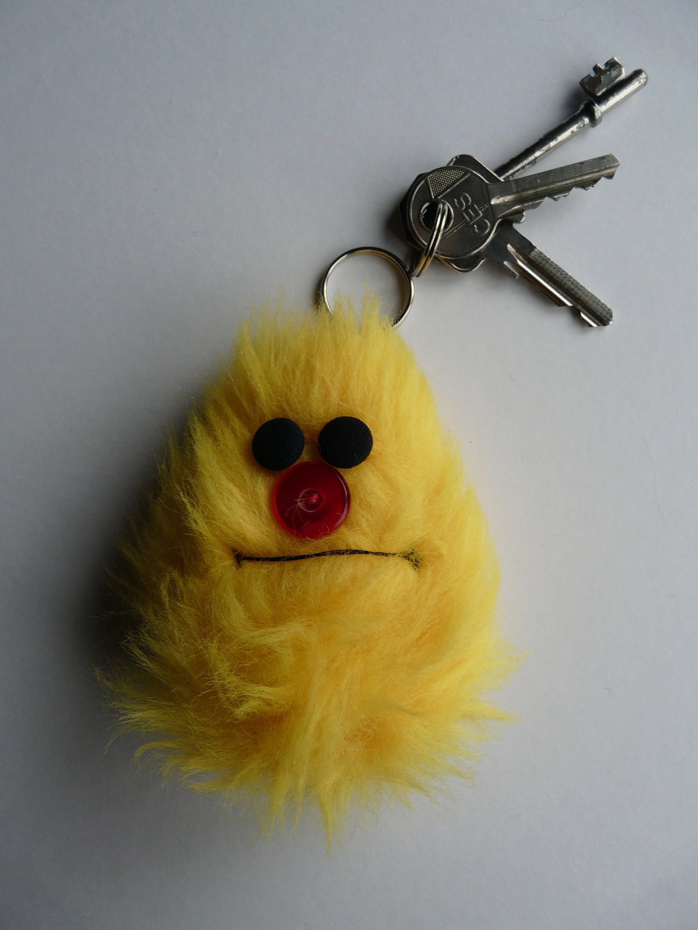 Yellow Furry Mignon Boggle Eyed Monster Keyring / Fob BASÉ au Royaume ...
