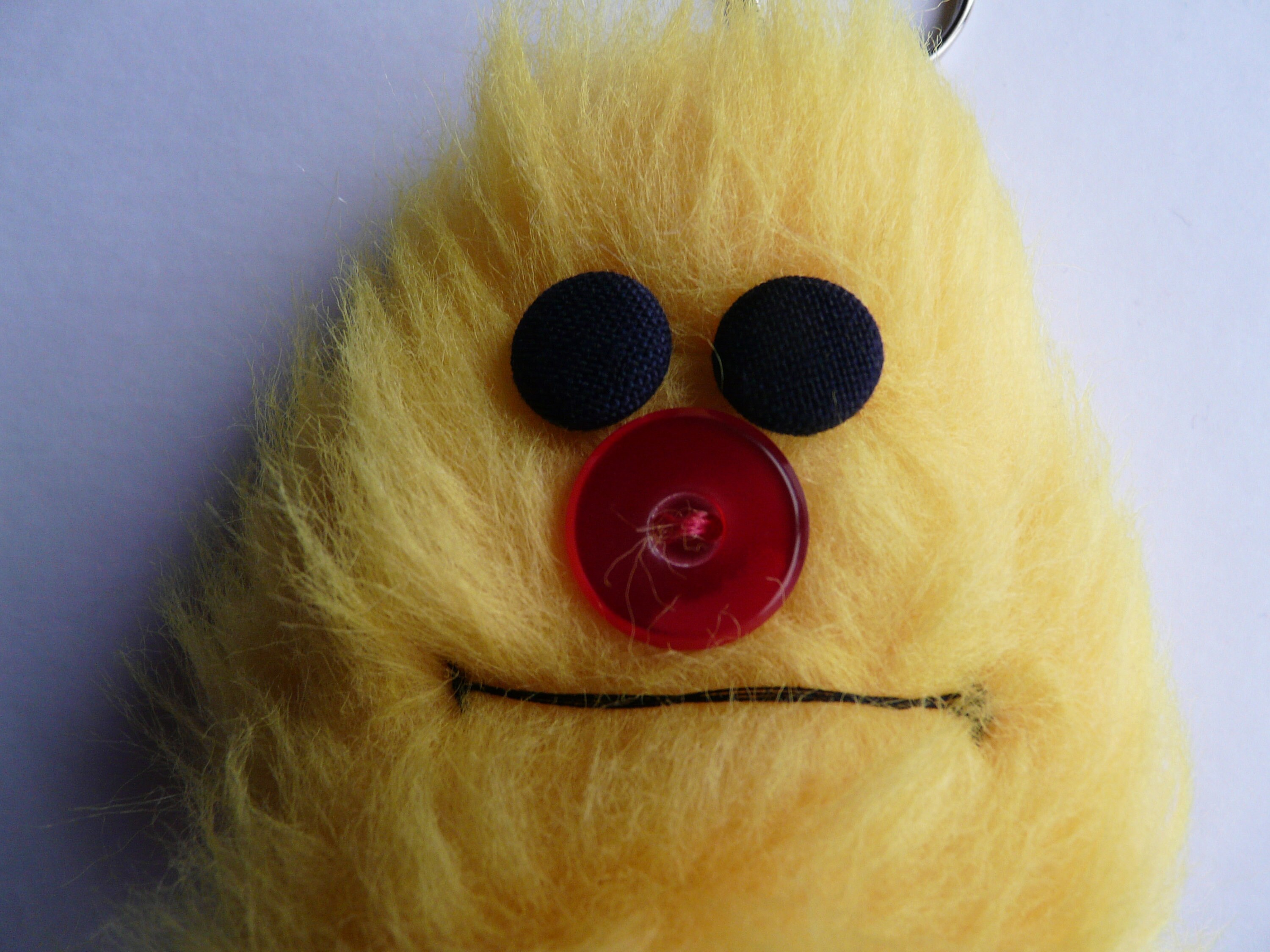 Yellow Furry Mignon Boggle Eyed Monster Keyring / Fob BASÉ au Royaume ...