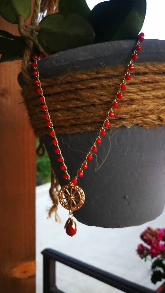 Collana Uncinetto Rossa Con Ruota Di Carretto Siciliana. Collana Corta ...