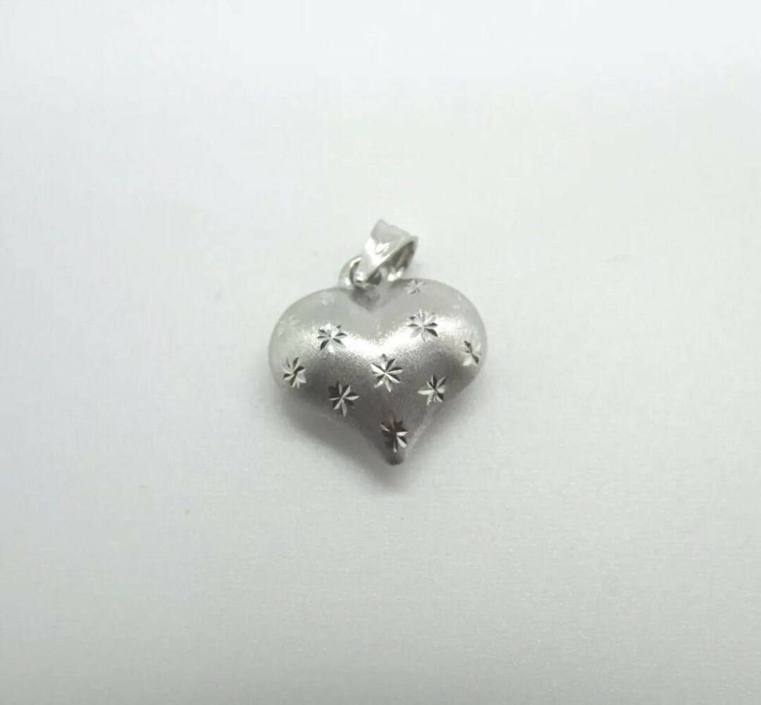 14K oro blanco bonito corazón hinchado colgante / encanto con estrellas ...