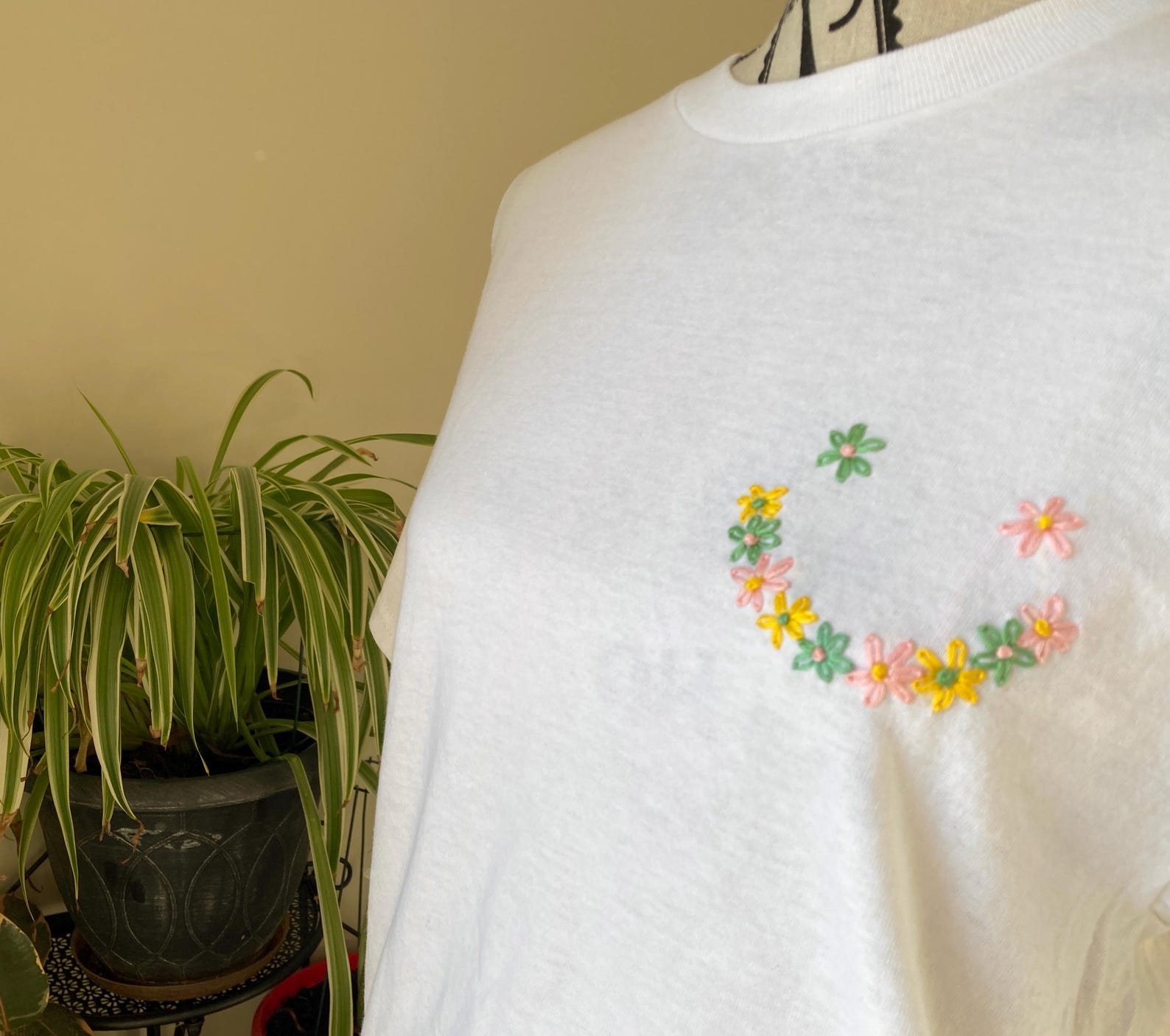 FLOWER SMILEY Shirt / Hand Embroidered Tshirt Embroidery Design / Daisy ...