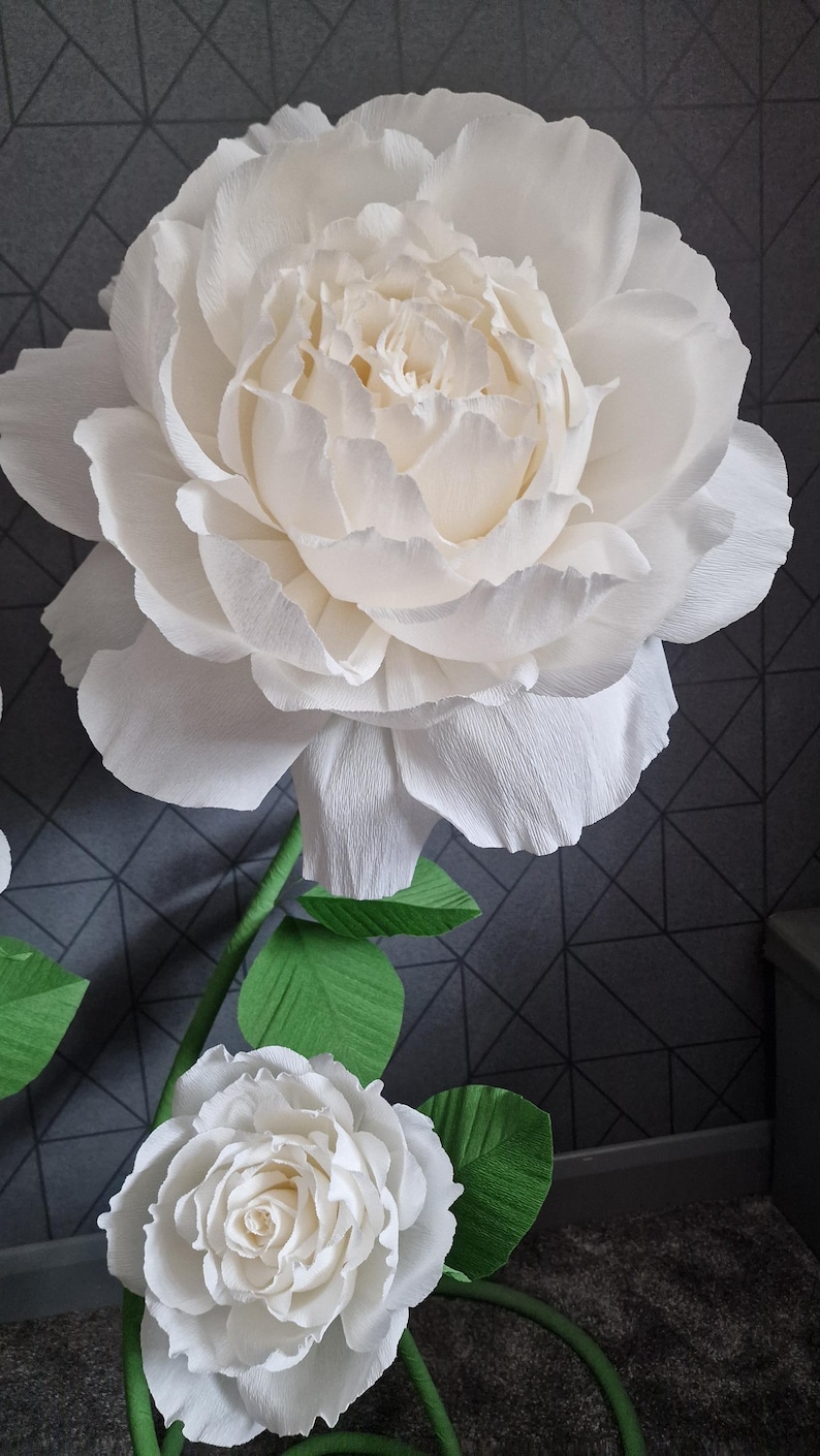 TUTORIAL! Giant Crepe Paper Rose Flower, Nearly 50cm Wide! Video DIY ...