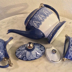 BOMBAY CHINA “TILE” 5 Pieces Set. Teapot and Lid, Sugar Bowl and Lid, & Creamer. Blue Scrolls ...