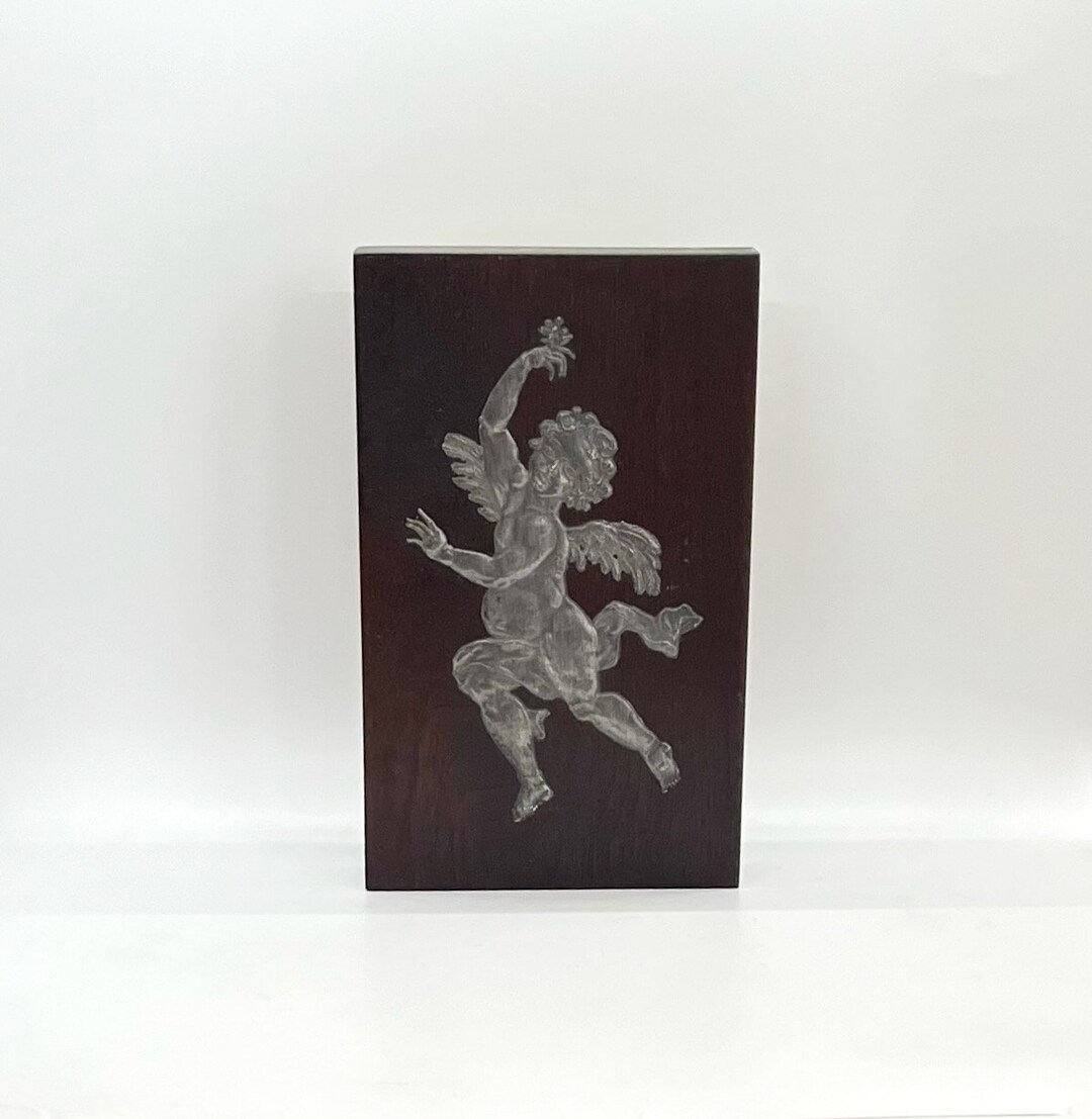 Plaque en bois de noyer foncé avec putto argenté décoration murale ...