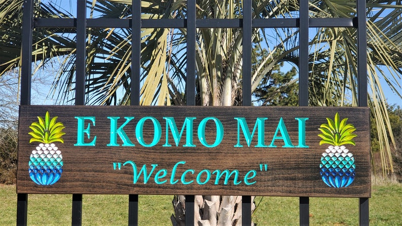 Wood E Komo Mai Hawaiian Pineapples Welcome Sign | Etsy